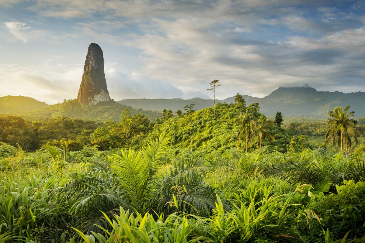 Los Pou, a coronar el Pico Cão Grande en la isla de São Tomé