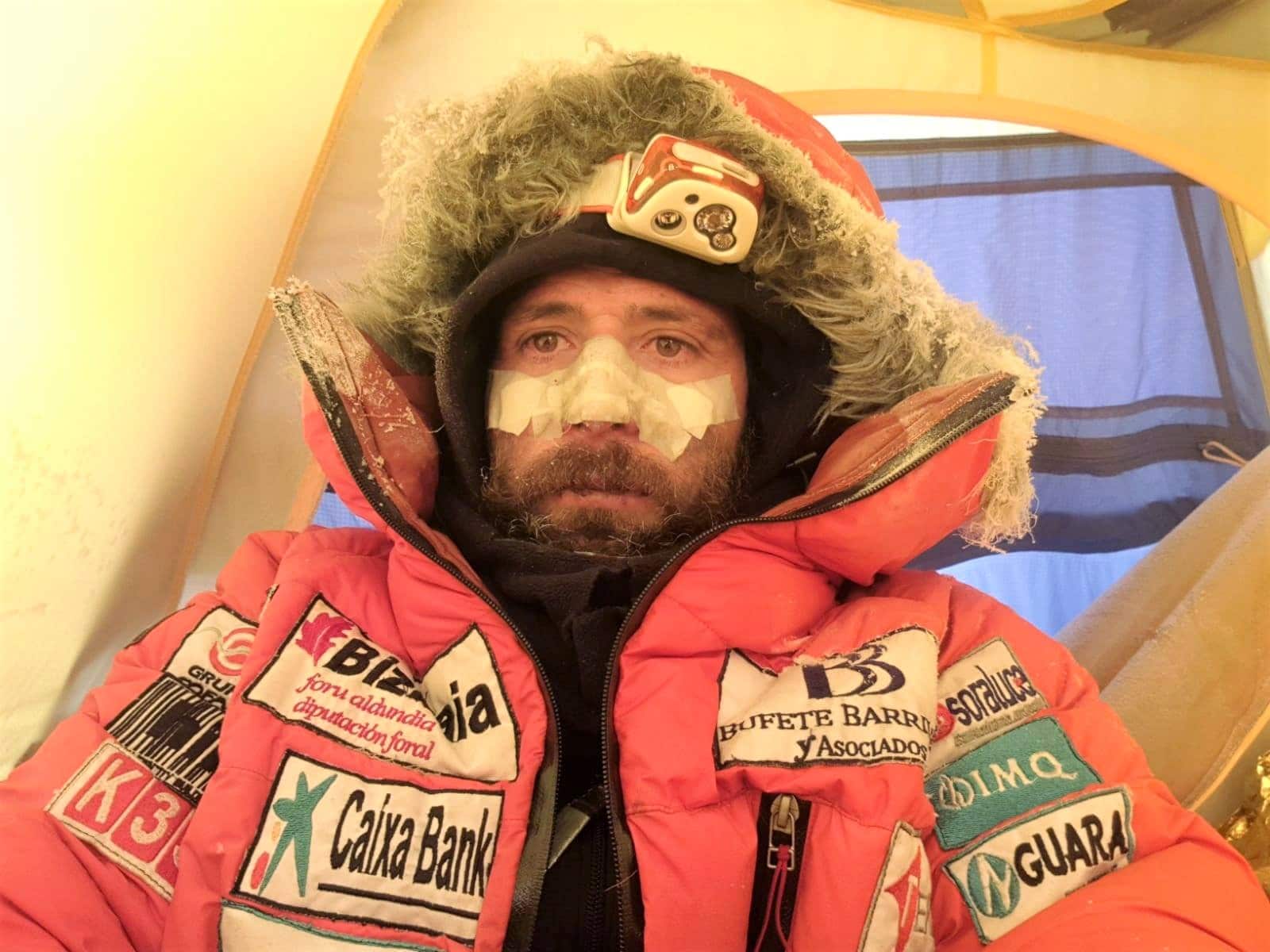 Alex Txikon renuncia a la cima del K2 invernal por el viento