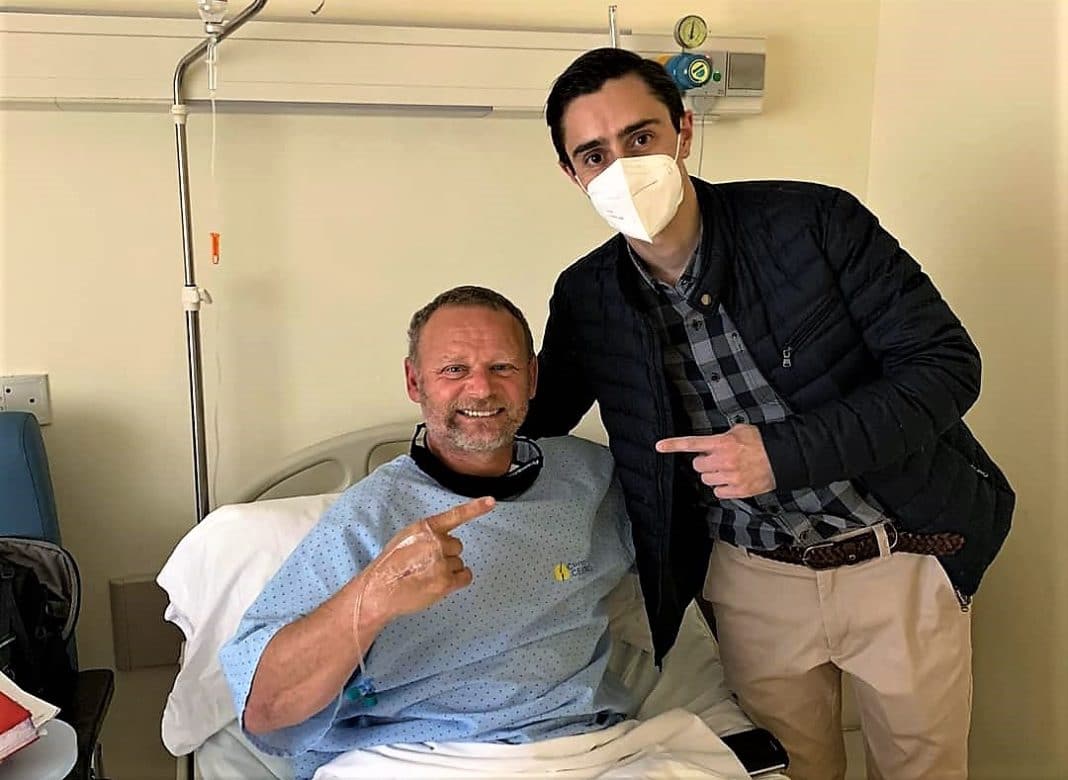 Antonio de la Rosa sometido a cirugía para quitar la placa de su peroné