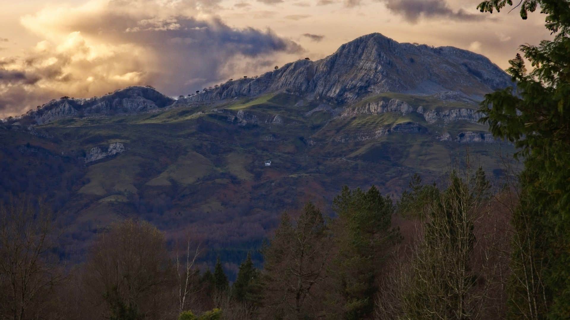 Ruta de senderismo al Gorbea/Gorbeia: Cima y cruz icónica